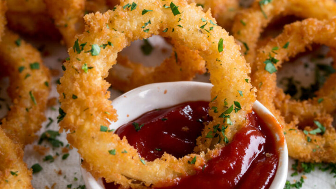 Onion rings: as famosas cebolas empanadas caseiras - Casa e Culinaria