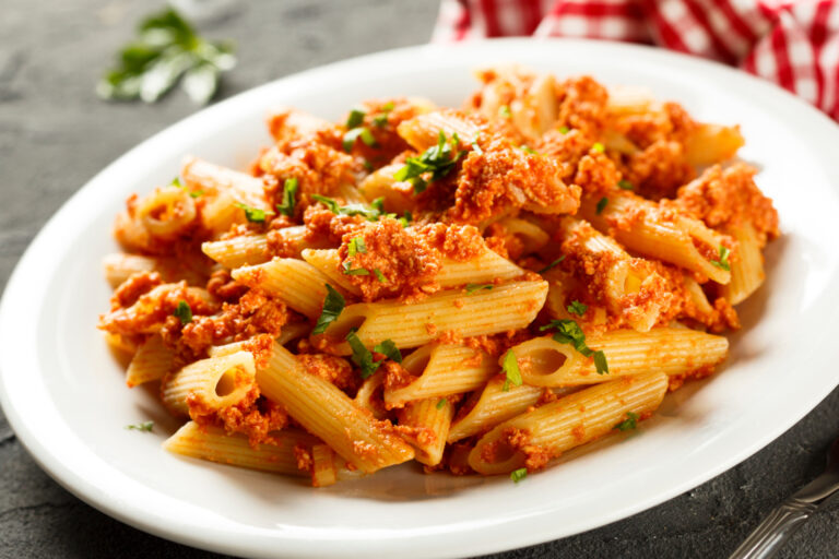Macarronada de frango com queijo e creme de leite - Casa e Culinaria